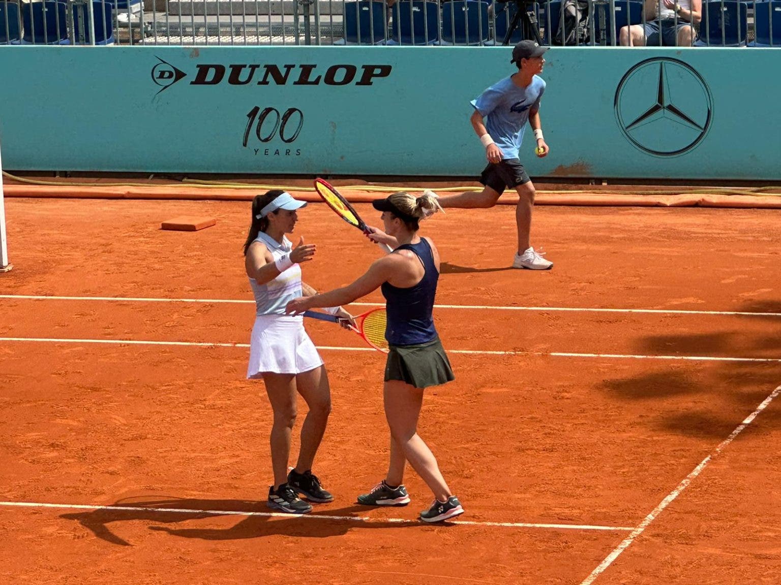 Luisa Stefani e Dabrowski derrotam irmãs Andreeva nas oitavas em Madrid