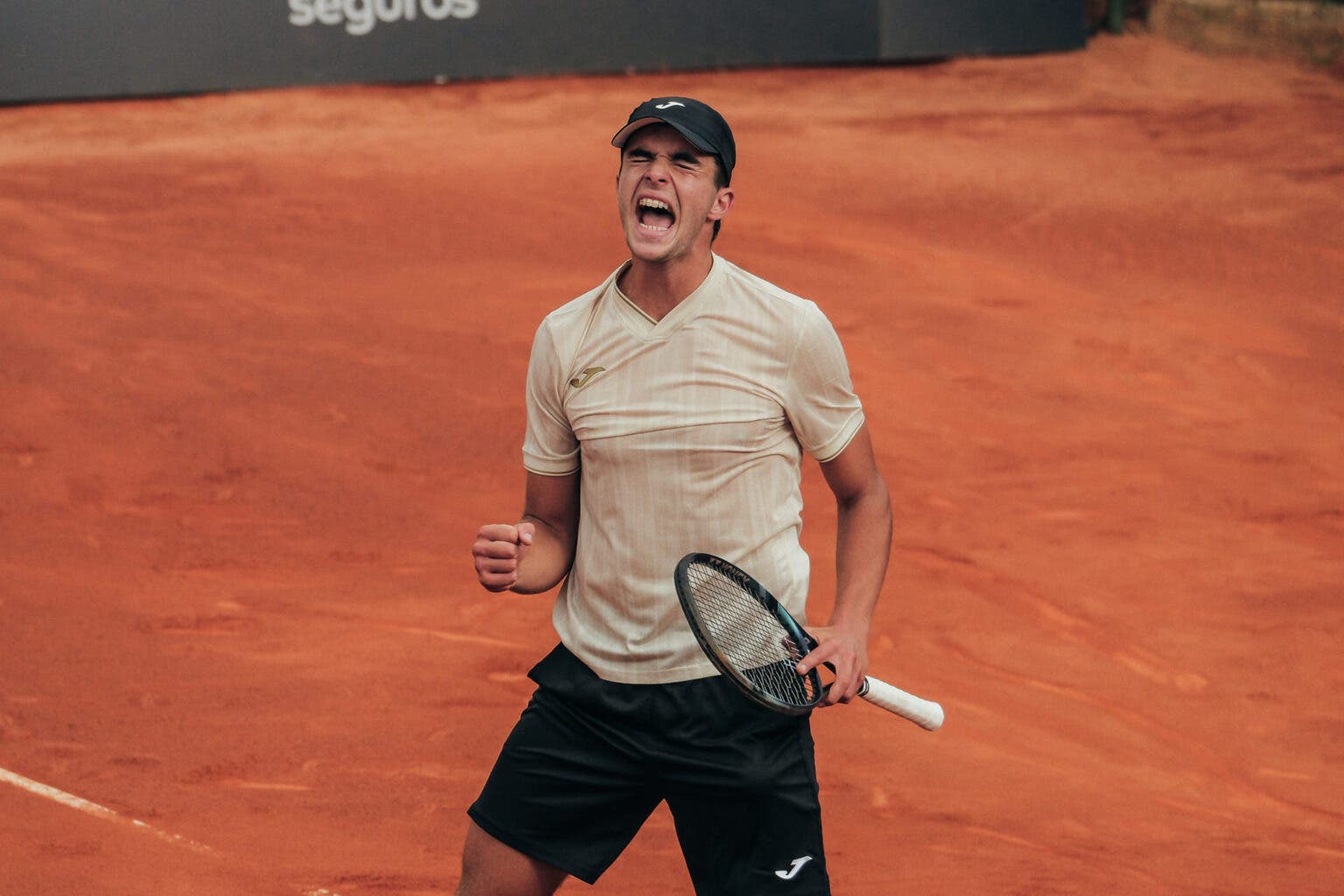 Faria volta a ganhar e está a um passo do quadro principal de Roland Garros