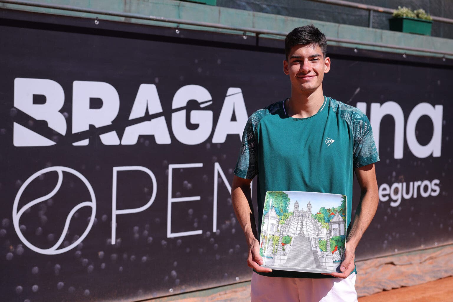 Mikrut impede dobradinha e Gaubas e conquista Braga Open